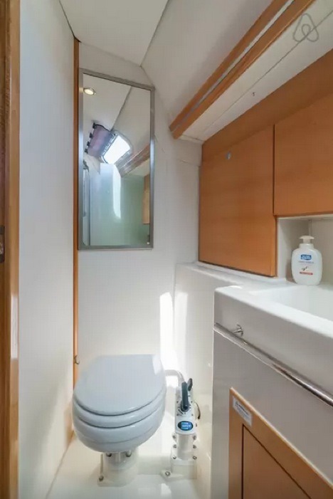 40' Sailboat Cabin in Italy