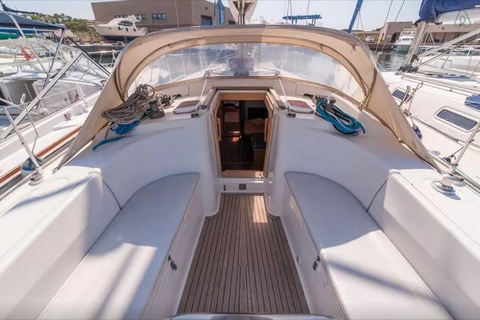 40′ Sailboat Cabin in Italy