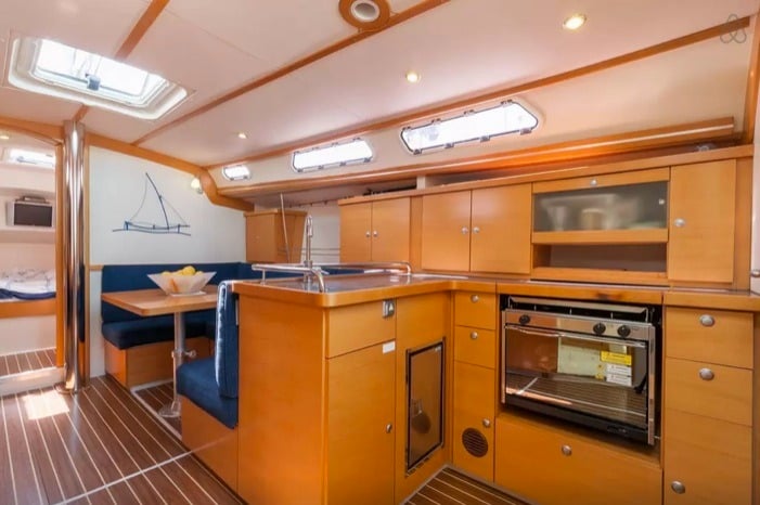 40′ Sailboat Cabin in Italy