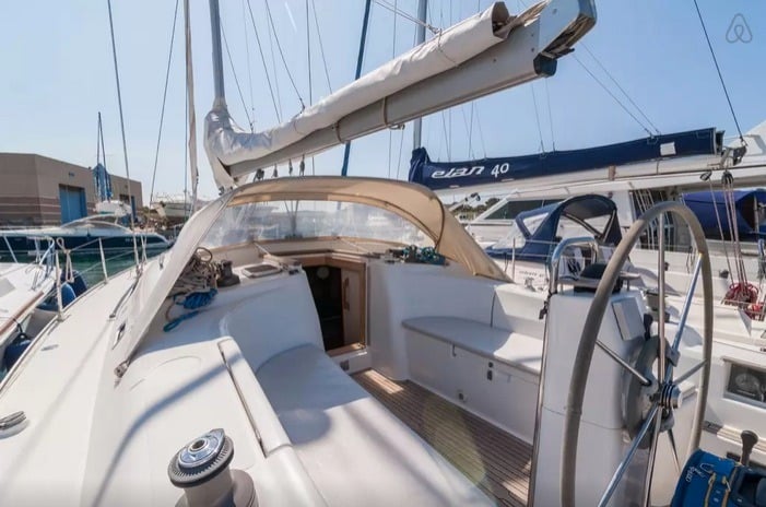 40′ Sailboat Cabin in Italy