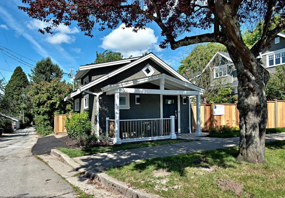 400 Sq. Ft. Small Cottage by Smallworks Studios