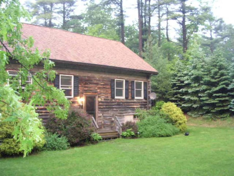 Traditional Log Cabin in America's Hometown (Where the Pilgrims Landed)