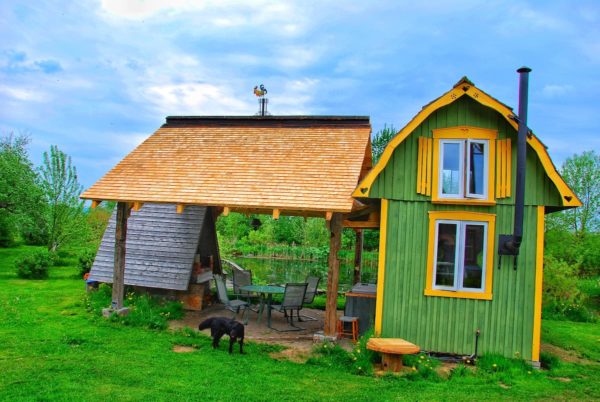 8×10 Pondside Cottage on Quebec Farm