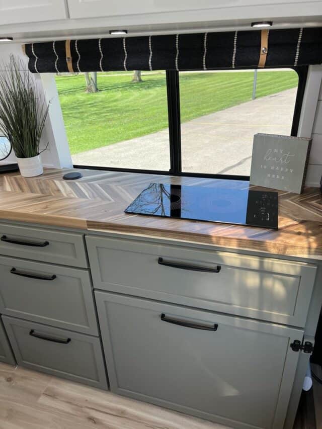 Annie’s Van Life with an Innovative Kitchen