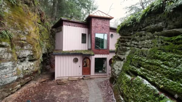 Cliffside Cantilever Container Cabin in Ohio