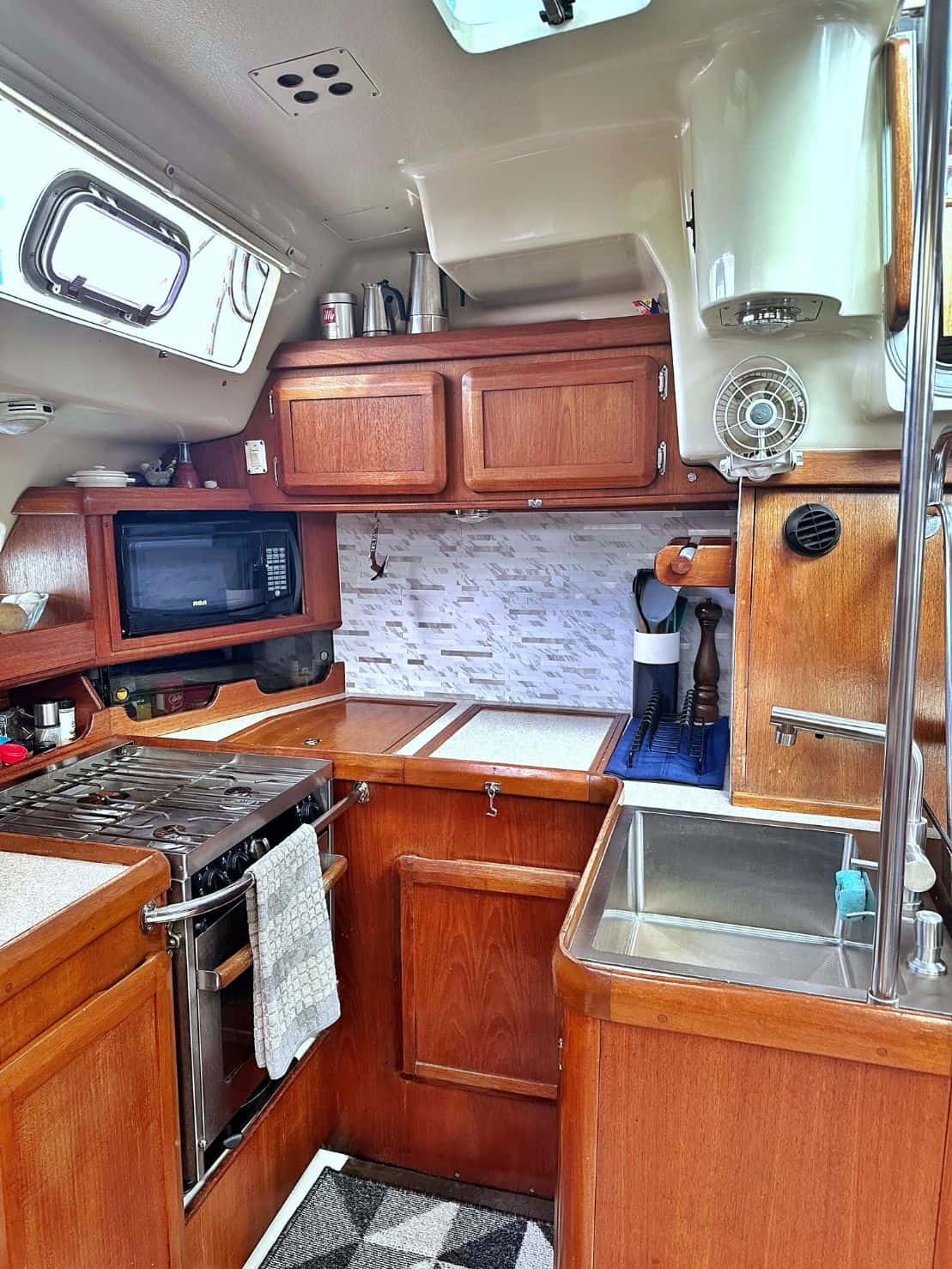 Tiny Home at Sea: Couple’s Sailboat Life Adventure