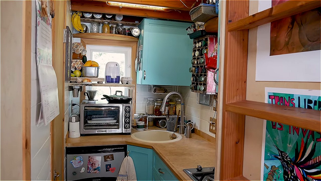 Couple’s ZERO-WASTE Tiny House LIFESTYLE