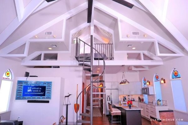 Tiny Floating Chapel Cottage near Sarasota Florida