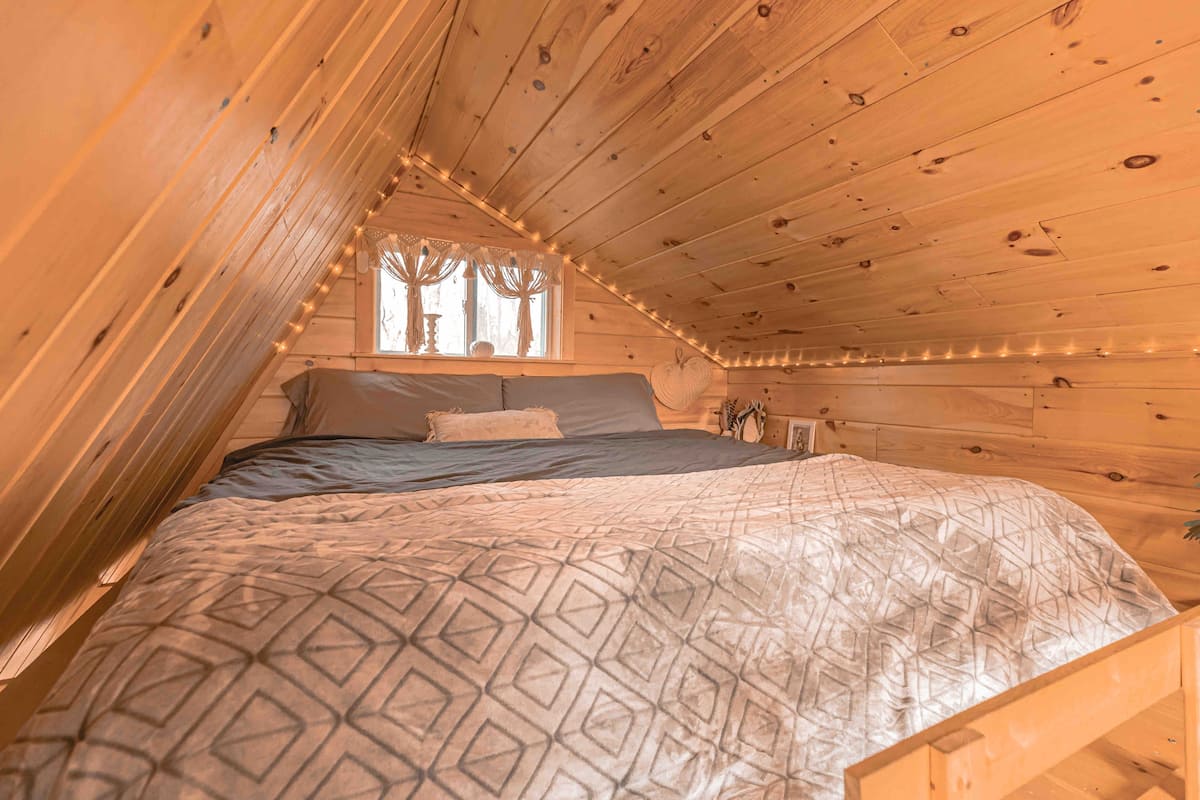 Solar-powered ‘G-frame’ Cabin with Sauna
