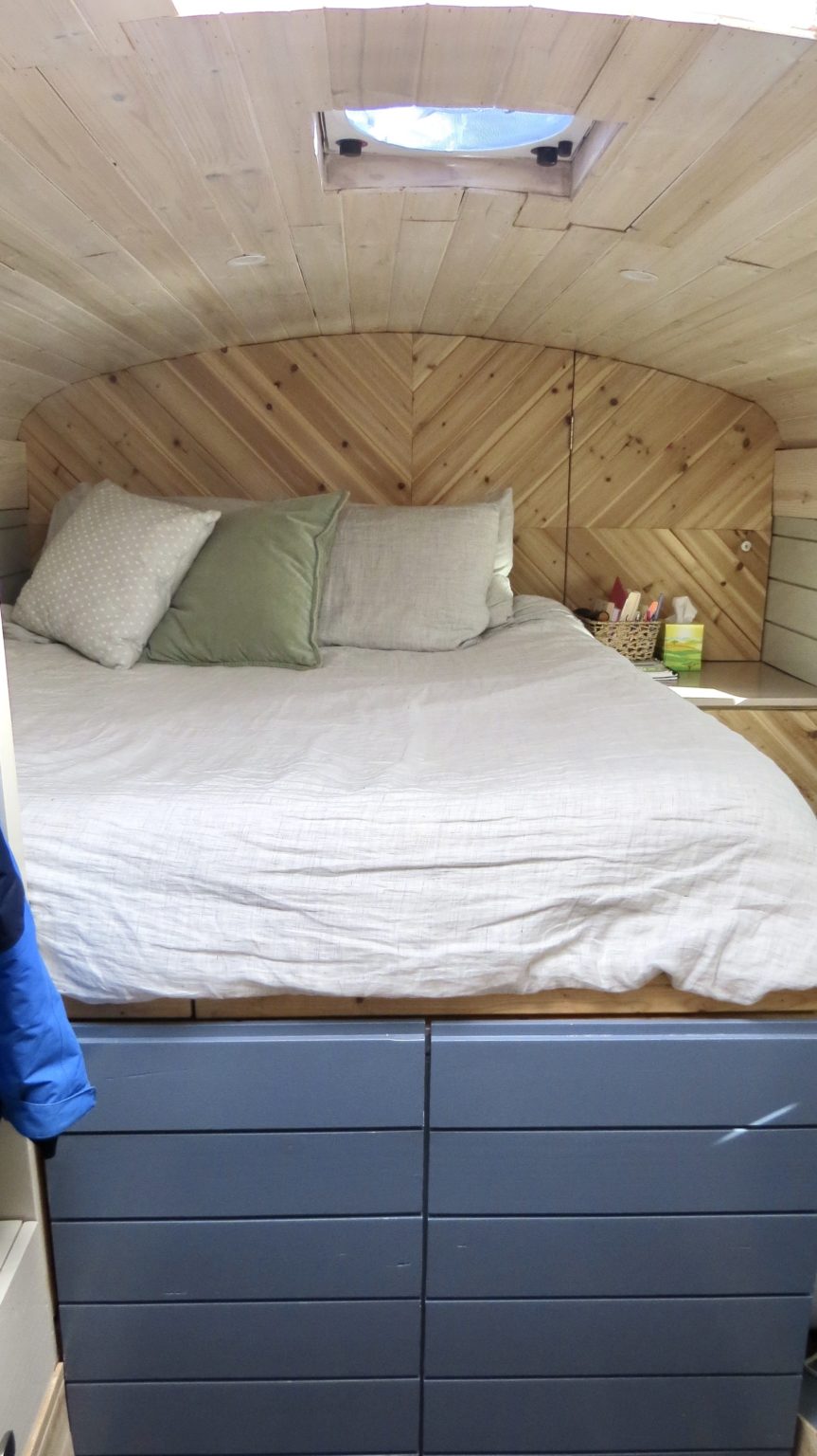 1998 School Bus Turned Motor-Cottage for Student And Yogi