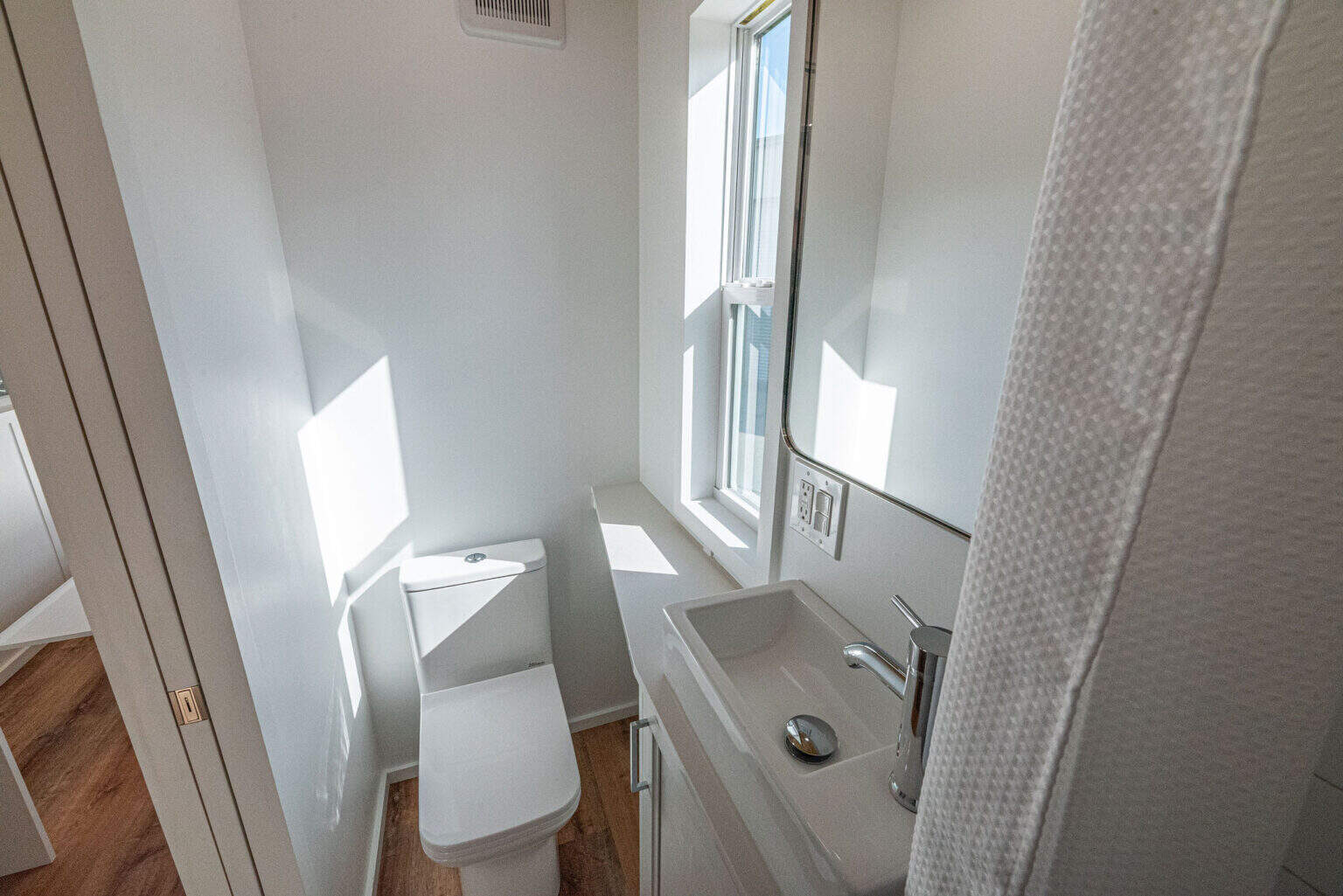 Beautiful Ready-Made Jojo Bean 24′ Movable Roots Tiny Home