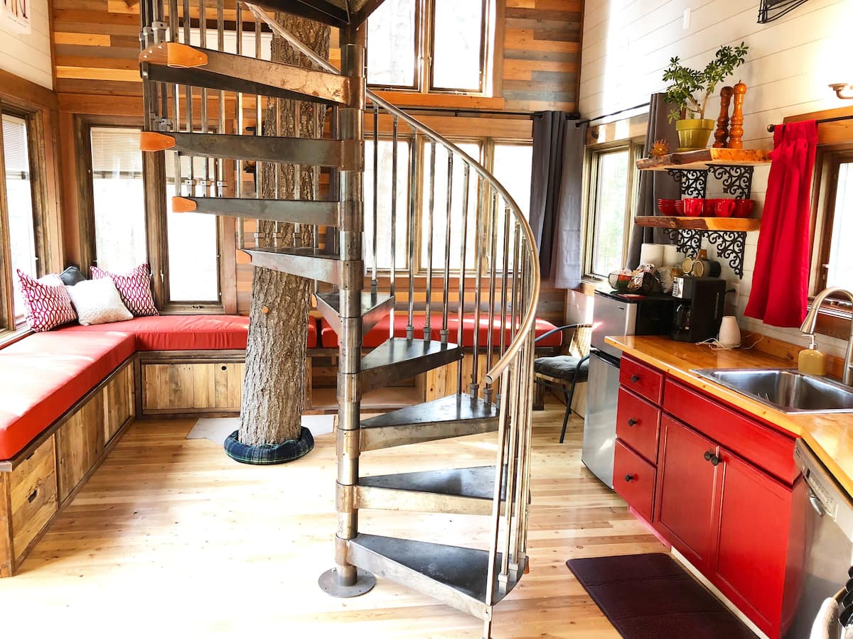 500 sq. ft. Meadowlark Treehouse on 5 Acres