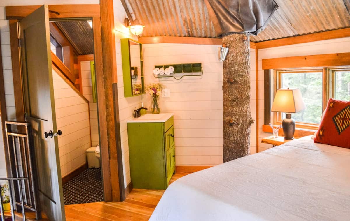500 sq. ft. Meadowlark Treehouse on 5 Acres