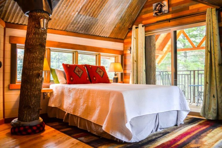 500 sq. ft. Meadowlark Treehouse on 5 Acres