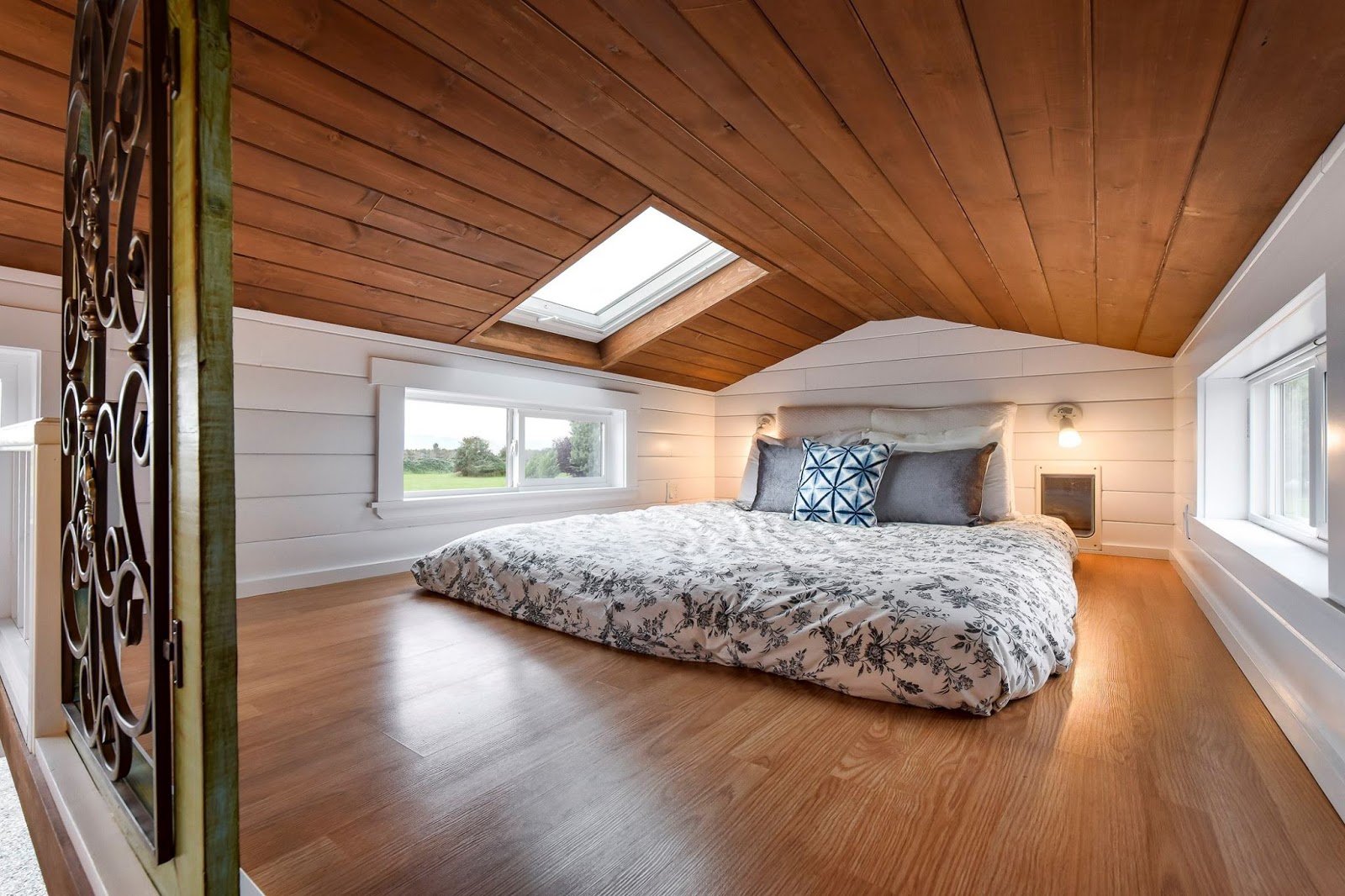 Beautiful 30′ Mint Tiny Home on Wheels with Vaulted Ceilings!