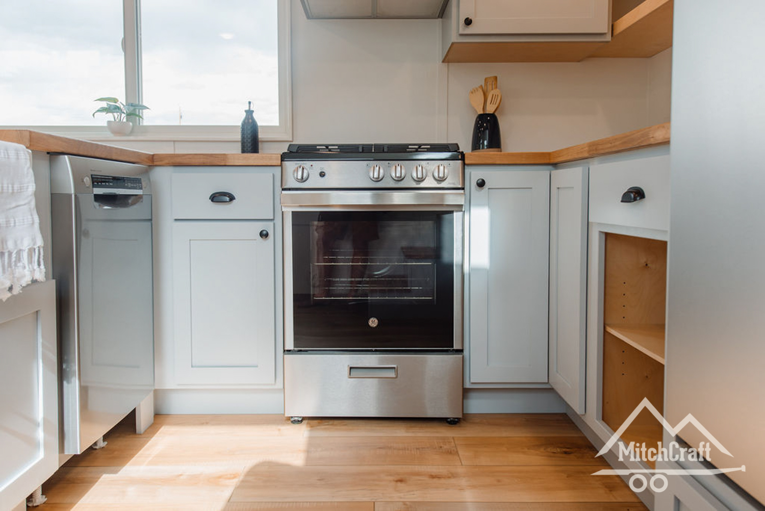 Rebecca’s 10×30 THOW with Standing Room Loft