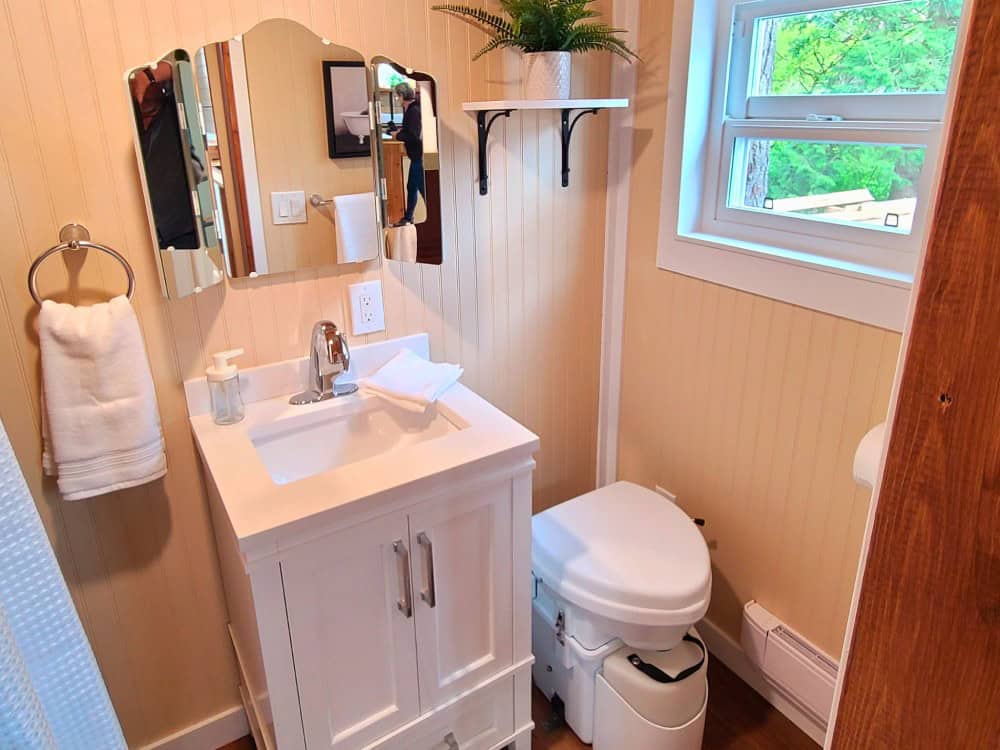 Rolling Bear’s Skylar Bear: A 320 Sq Ft Tiny House Built for Remote Work