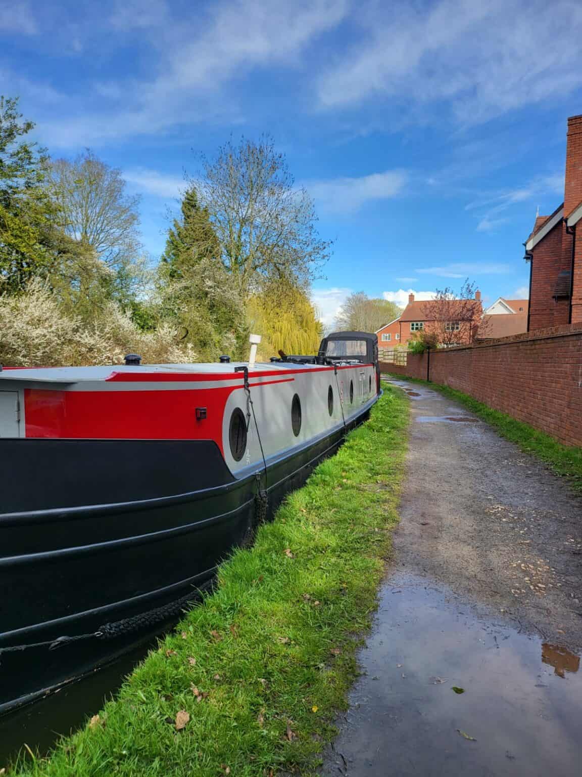 Scarlet Lady Narrowboat Cottage with Stunning Chic Design!