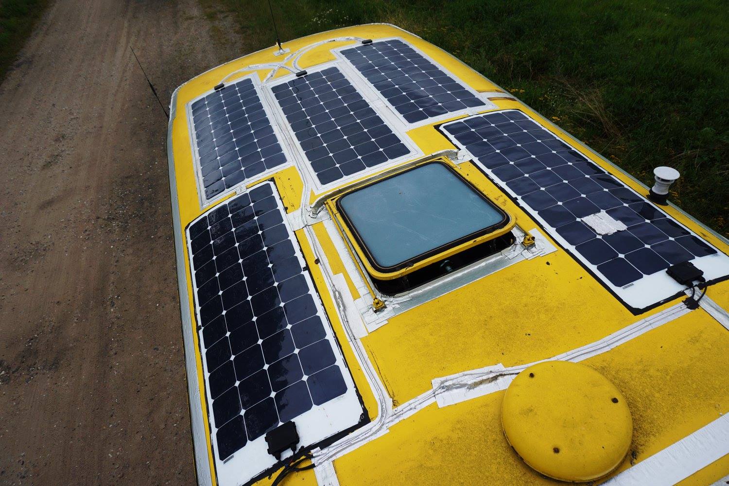 Thunderbus Recording Studio: Solar and Wind Powered 1969 Oldtimer Bus