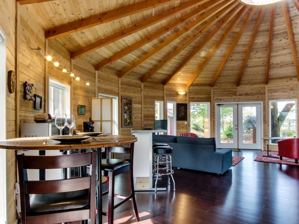 Tiny Round Cabin in Florence