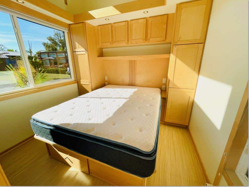 Escape Traveler XL Wide: First-Floor Bedroom Tiny House Tampa Bay Village
