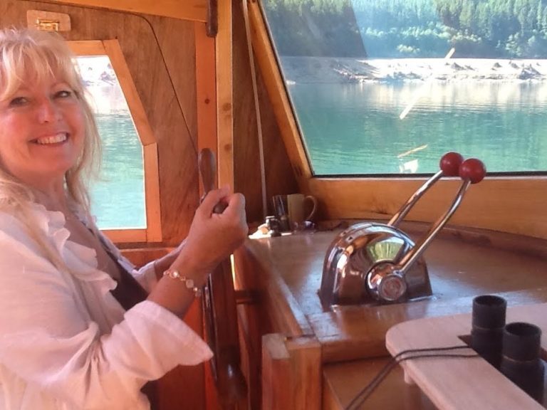 WaterWoody Houseboat