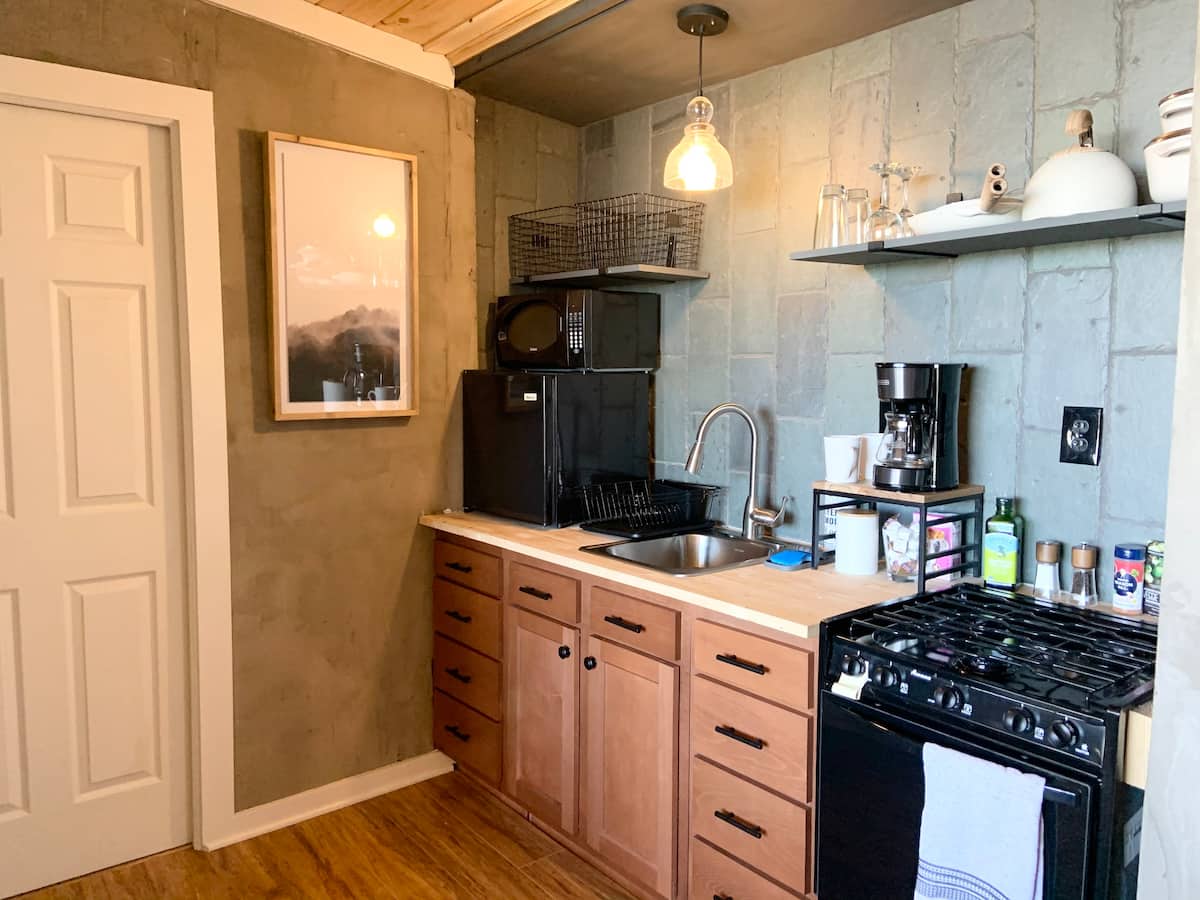 Woodberry’s Farm Treehouse w/ Tons of Rustic Accents