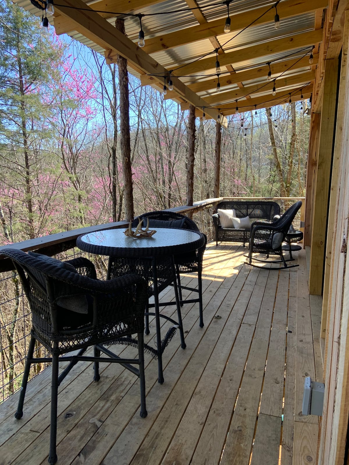 Woodberry’s Farm Treehouse w/ Tons of Rustic Accents
