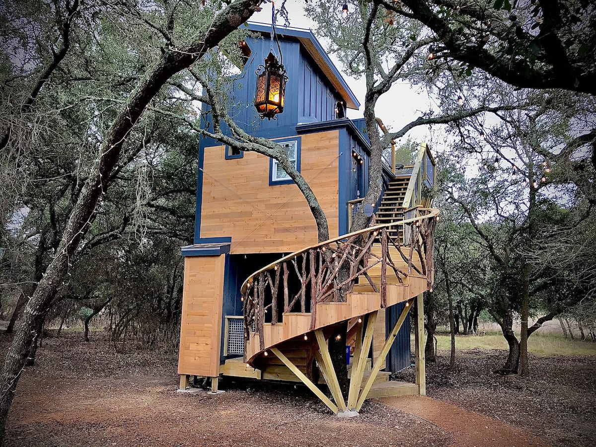 Acorn Tree House w/ Rainfall Shower & Outdoor Tub