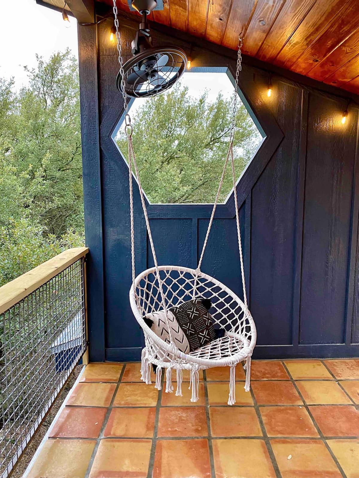 Acorn Tree House w/ Rainfall Shower & Outdoor Tub