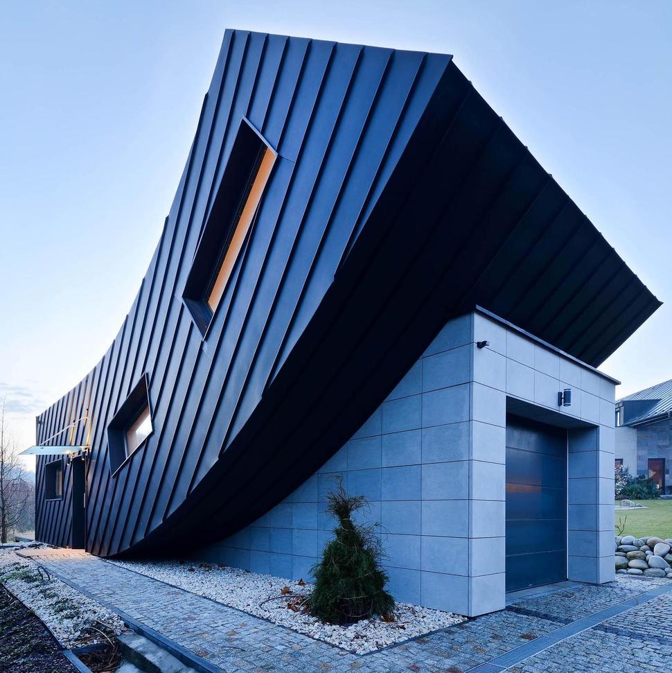 Curved Modern Small Home: The Domo Dom in Poland