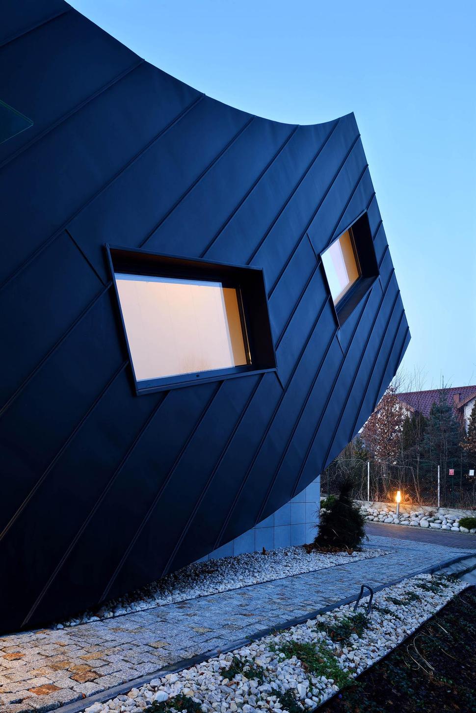 Curved Modern Small Home: The Domo Dom in Poland
