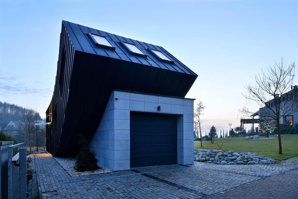 Curved Modern Small Home: The Domo Dom in Poland