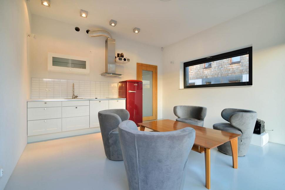 Curved Modern Small Home: The Domo Dom in Poland