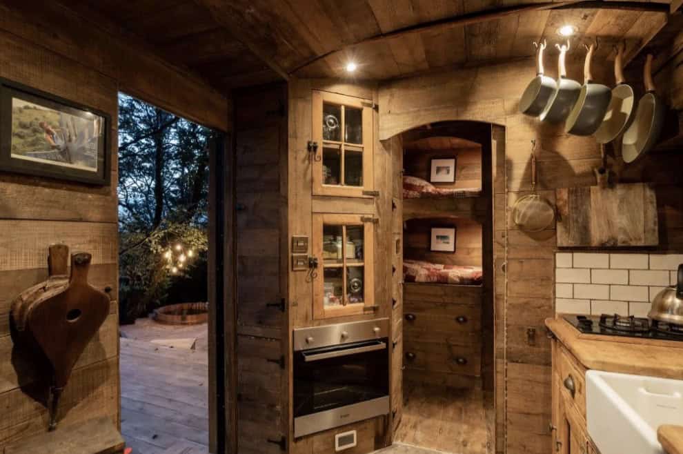 The Fat Pony Hideaway: an Off-Grid Cabin on Wheels