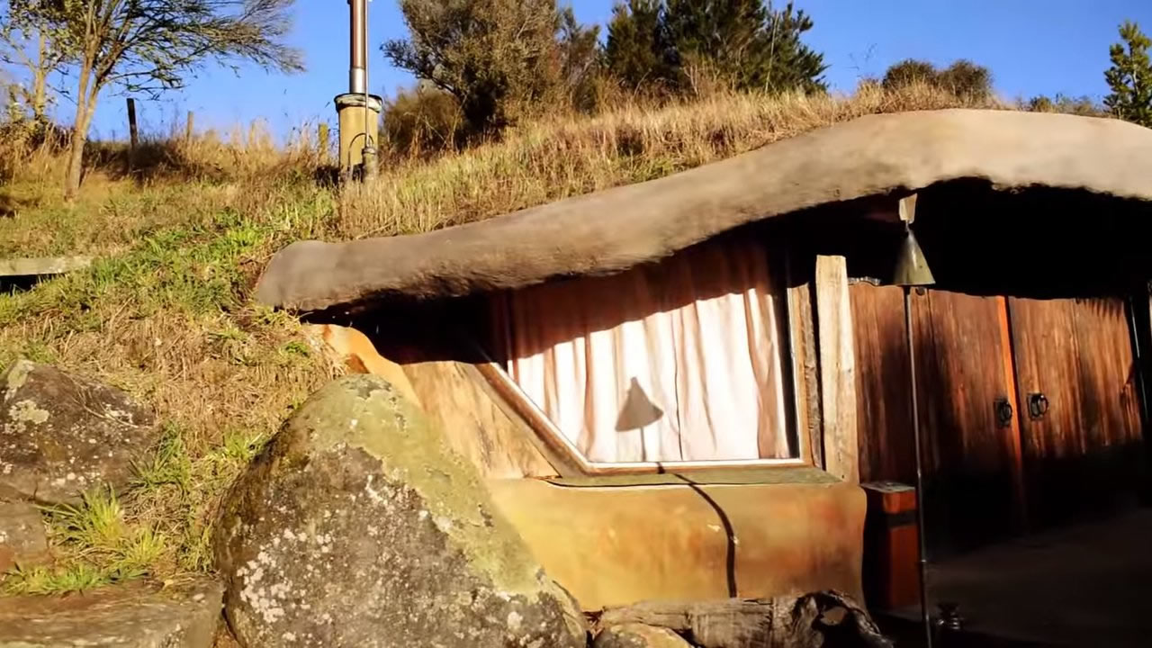 Off-Grid Hobbit-like Cave Home Built into a Hillside