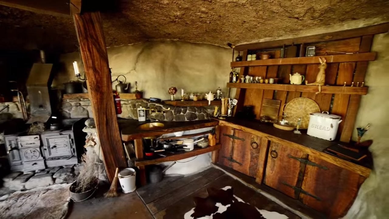 Off-Grid Hobbit-like Cave Home Built into a Hillside