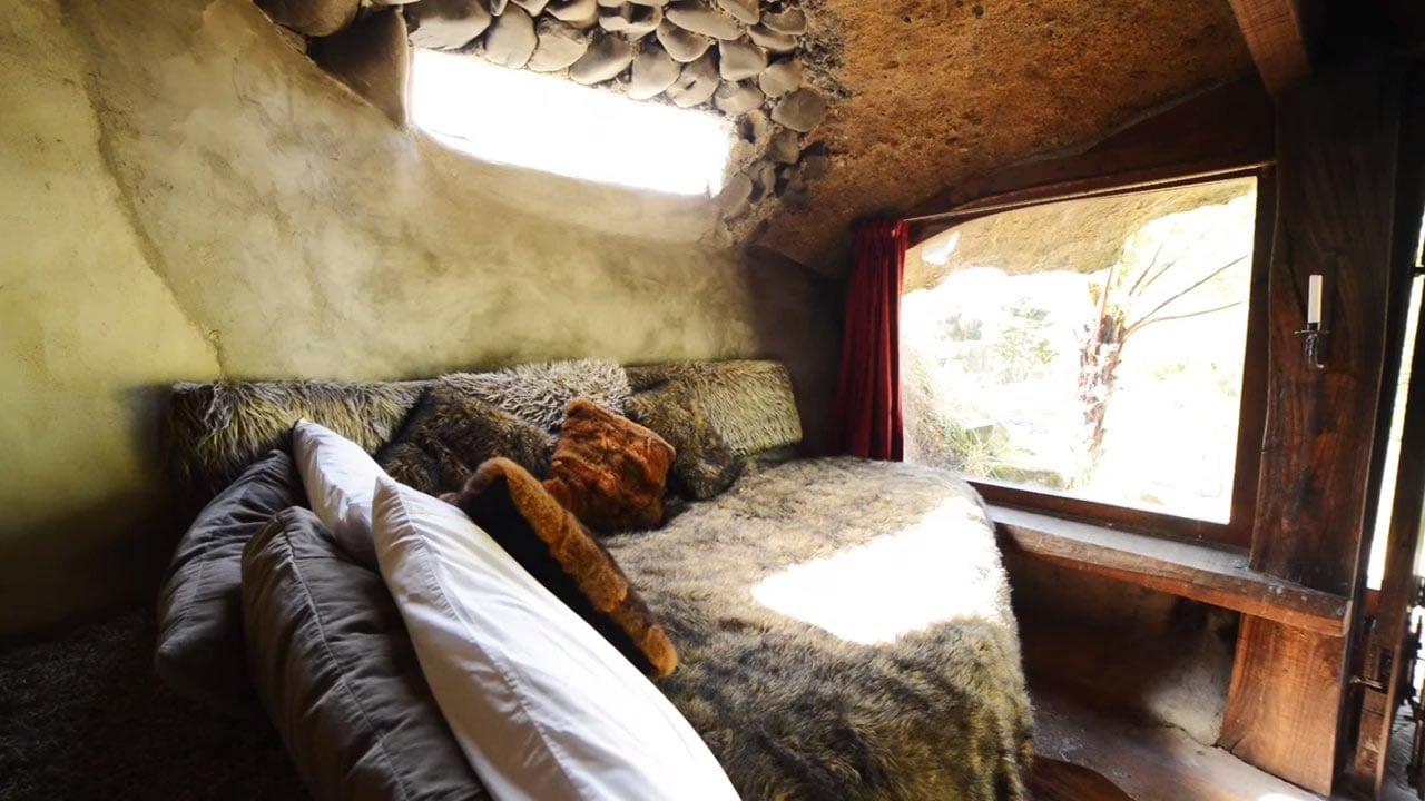 Off-Grid Hobbit-like Cave Home Built into a Hillside