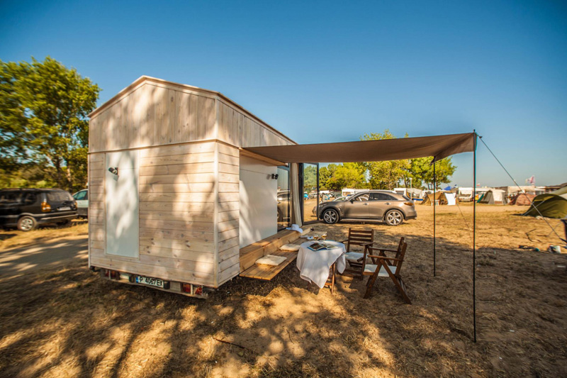 Family Designs/Builds Amazing Tiny Vacation House