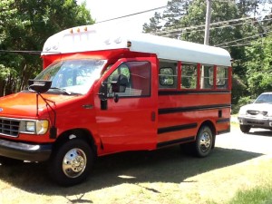 She Turned This Short School Bus Into Her ‘Motor-Cottage’