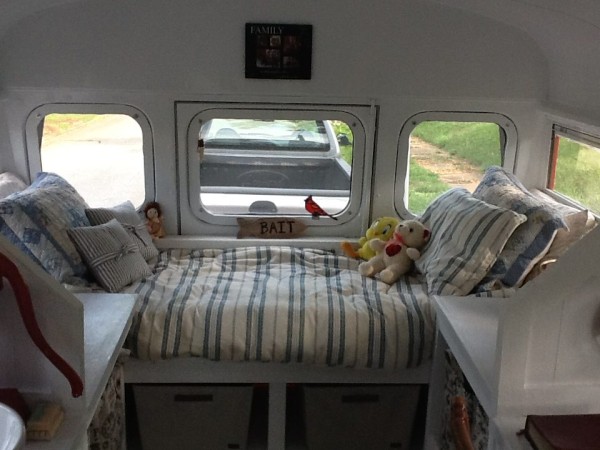 She Turned This Short School Bus Into Her 'Motor-Cottage'