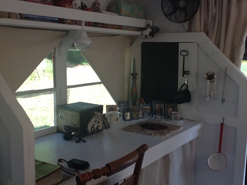 She Turned This Short School Bus Into Her ‘Motor-Cottage’