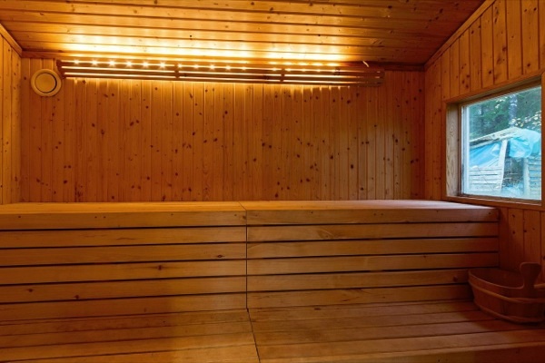 Beautiful Tiny Cottage with Separate Dual-shower Bathhouse